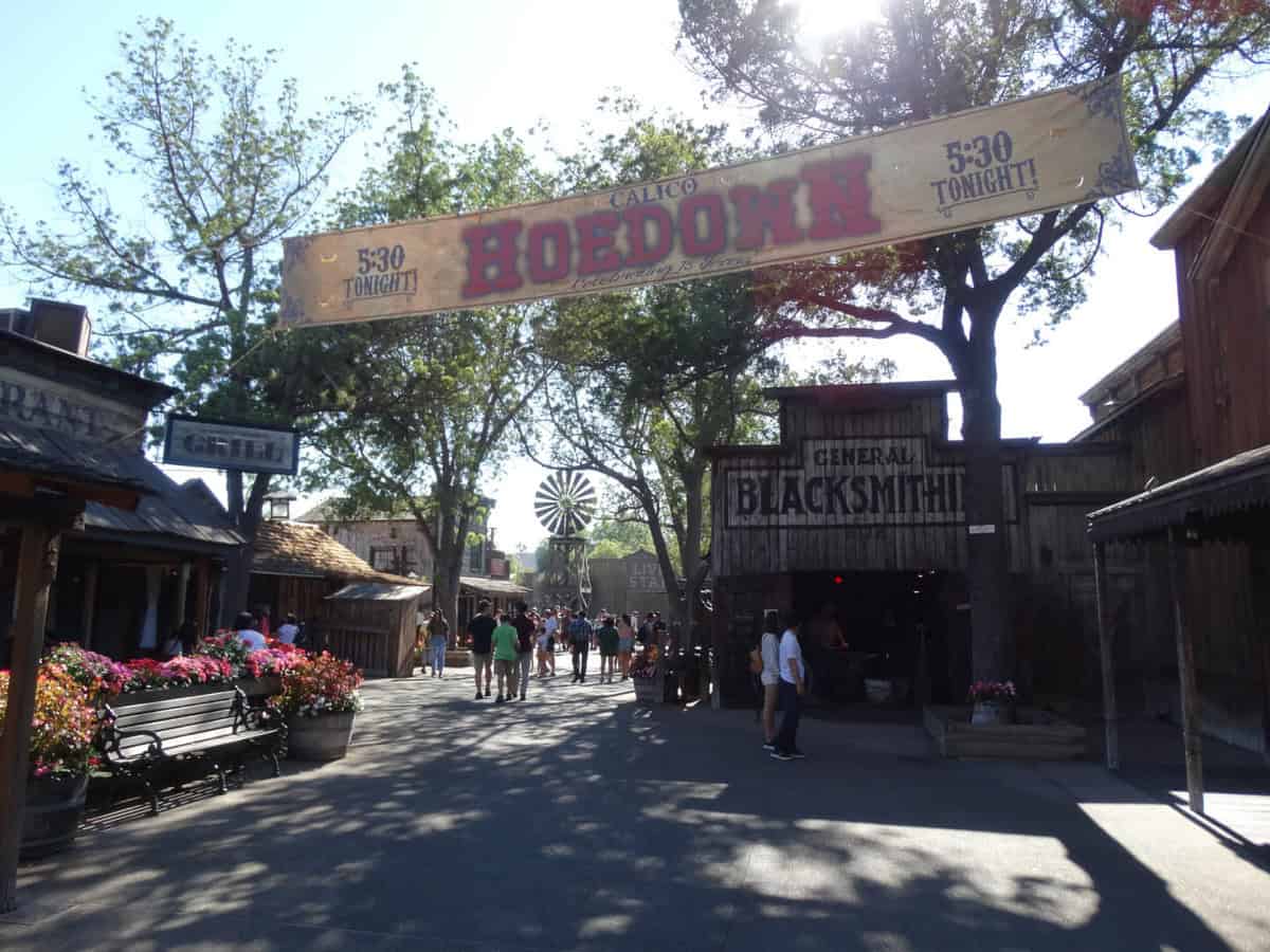 Videos Knotts Berry Farm Brings Its World Famous Ghost Town Alive