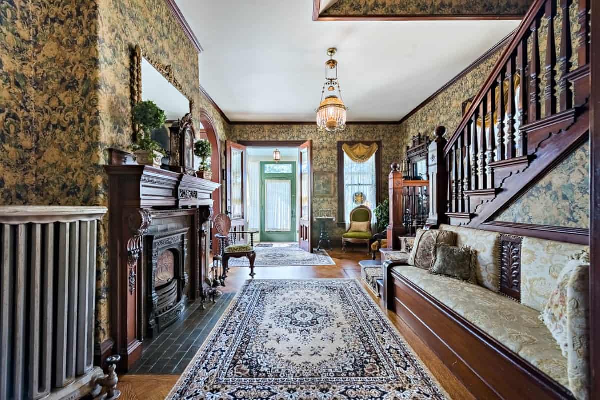 Lizzie Bordens Maplecroft Home For Sale Fully Decorated And Ready For Ghost Hunting Inside