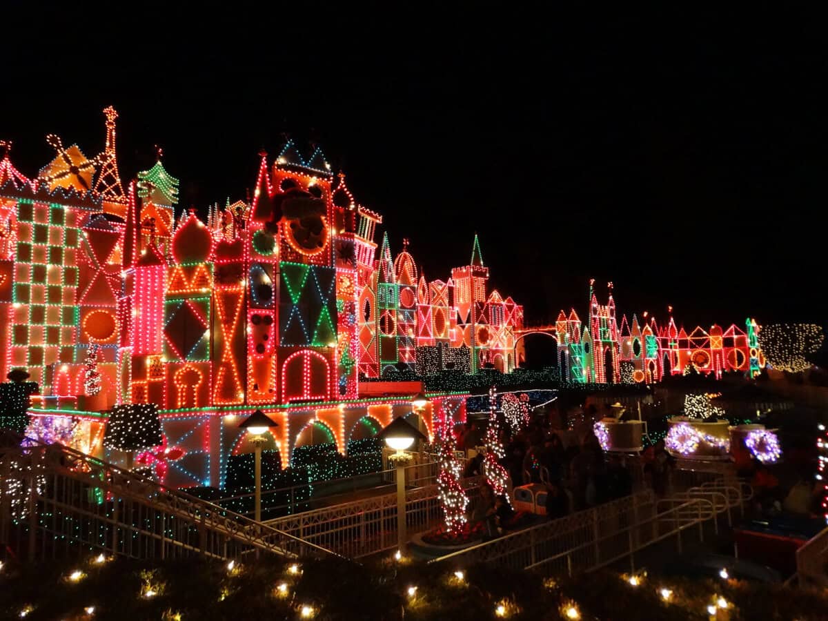 VIDEO: It's a Small World Holiday makes its debut for the 2015 ...