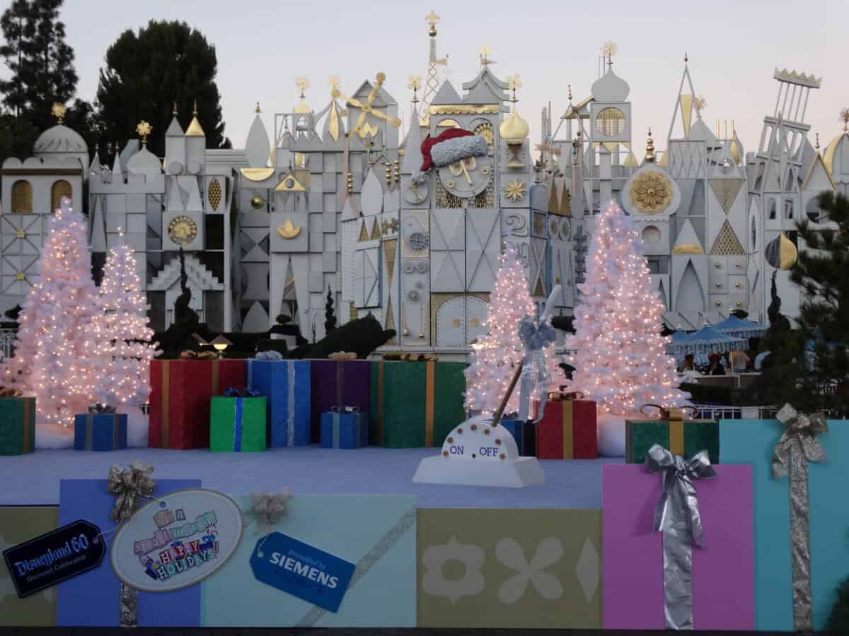 VIDEO: It's a Small World Holiday lighting ceremony brings the 2015 ...
