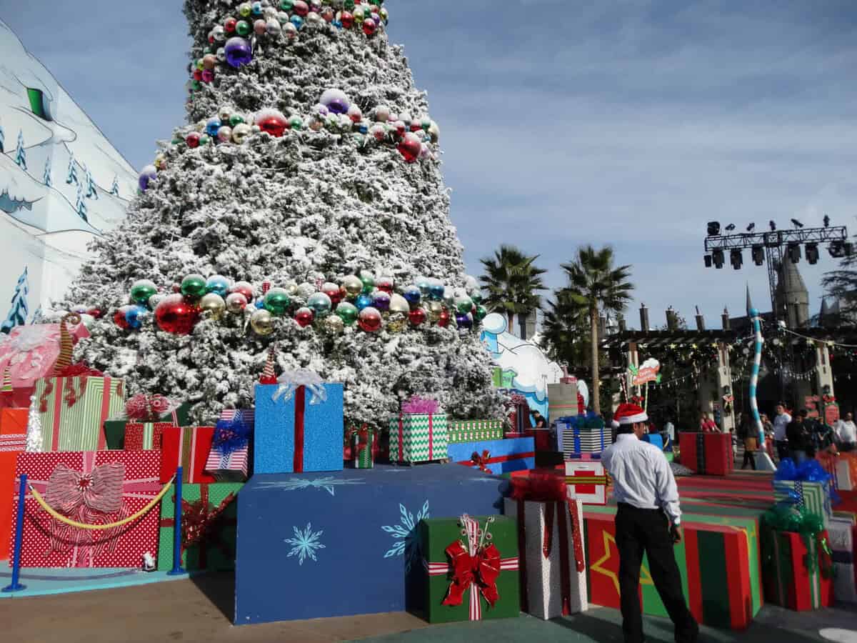 Grinchmas at Universal Studios Hollywood unleashes the Grinch on a ...
