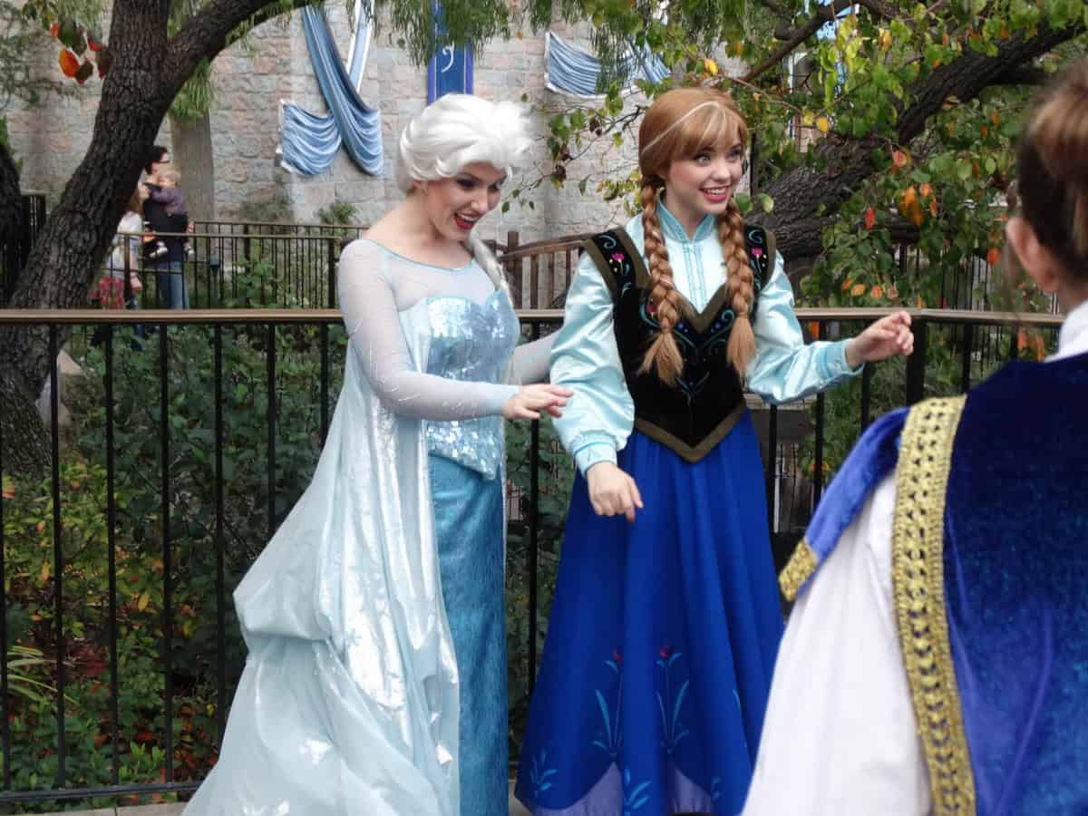 VIDEO: Anna and Elsa meet and greet outside in Fantasy Faire at ...