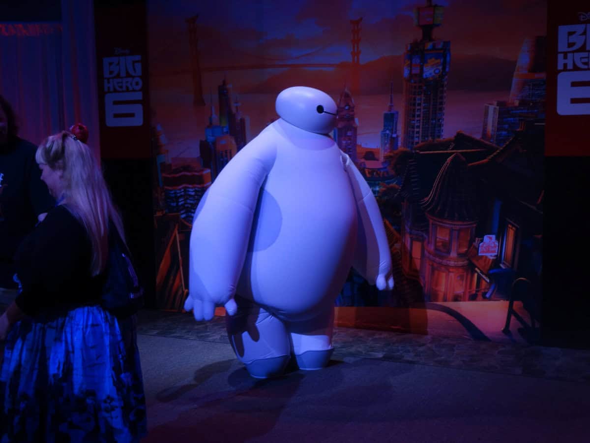 VIDEO: Baymax meets and greets Annual Passholders at Disneyland Resort ...